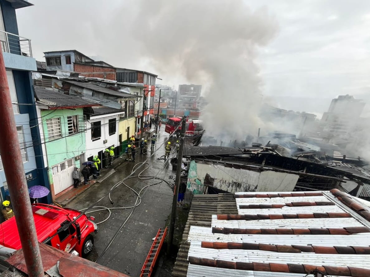 Con 12 unidades bomberiles, UGR atendió incendio estructural en Las ...