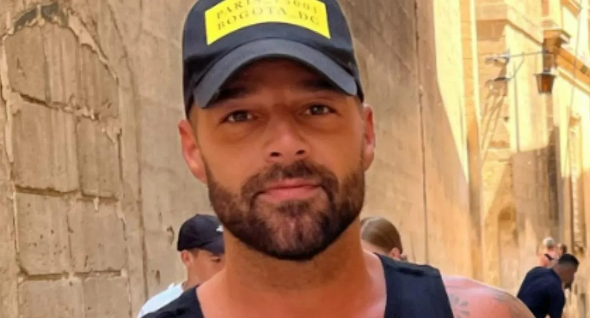 Ricky Martin, sin camisa, aparece con un hombre en un apartamento; se ...
